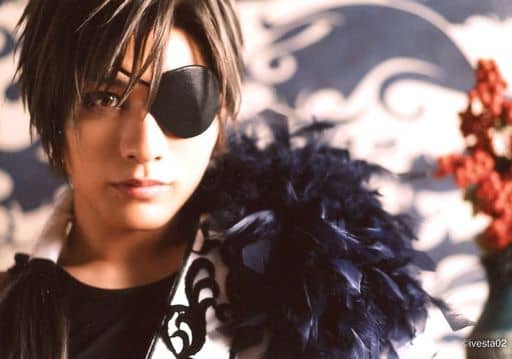 Official photo (male) / actor Chio YOSHIDA (Soji KAGURAZAKA) / Horizontal type, Bust up, Moon ...