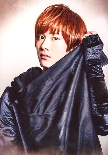 Official photo (male) / actor Daisuke Utsumi (INNOCENCE) / Upper body, Costume Black, Left Hand ...