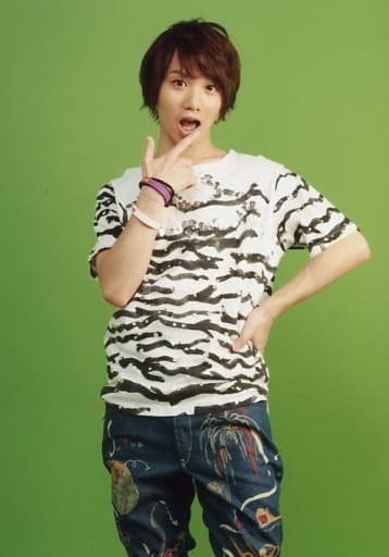 Official photo (male) Keisuke Ueda / Above the Knee / White Costume / Black / Right Hand Lips ...