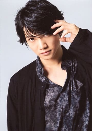 Official photo (male) / actor Hiroki Miura / Bust Up / Costume Black / Left Head / Neck Tilt ...