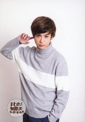 Official photo (male) / actor Yuichiro Hirata (Saito) / Kneecap / Costume Gray / White / Right ...