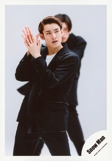 Snow Man/向井康二/膝上・衣著黑・雙手合十・開口・臉向右・背景白/單曲 MV&Jacques拍照特寫/正式生寫真 | 雜貨・小配件 ...