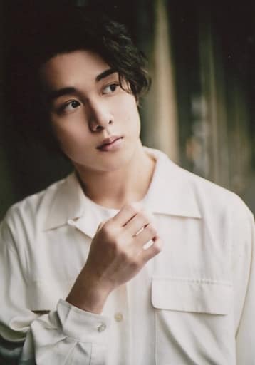 Official photo (male) / actor Shin Tamura / Bust Up / Costume White ...