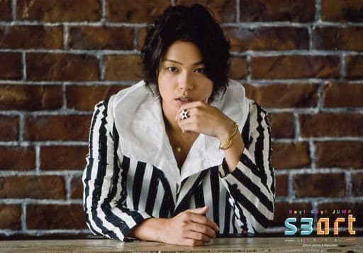 Hey! Say! JUMP / Yuya Takagi / horizontal / upper body / costume black / white / left hand chin ...