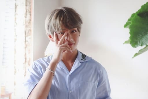 BTS / V / horizontal, bust up, light blue costume, right hand piece ...