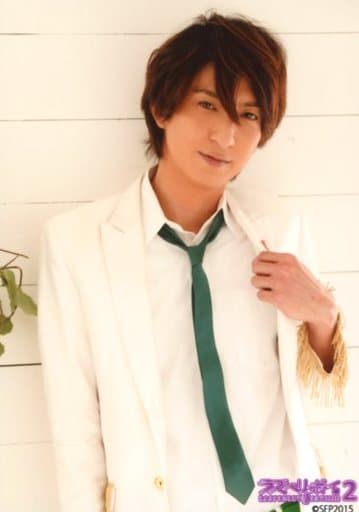 Official photo (male) / actor Yu Yoshioka / Upper Body / White Costume / Left Hand Jacket / Neck ...