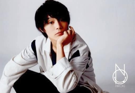 Official photo (male) / actor Hiroki Ino / Horizontal, Above the Knee ...