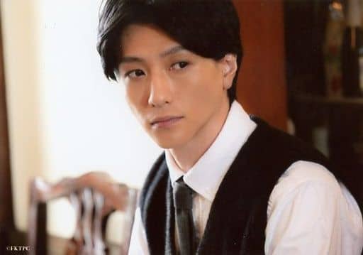Official photo (male) / actor Hiroki Suzuki (Franz Kafka) / Yokogata / Bust-up / Costume black ...