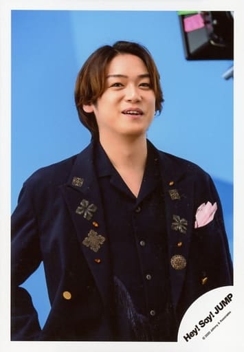 Hey! Say! JUMP / Yuya Takagi / Upper Body / Costume Navy / Right Hand Bend / Open Mouth ...