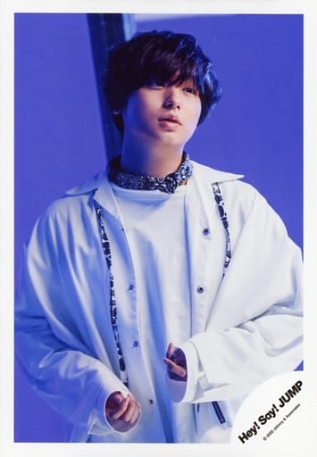 Hey! Say! JUMP / Kei Inoo / Upper body / Costume white / Both hands ...