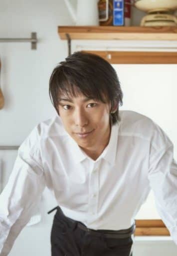 Official photo (male) / actor Ryo Kitazono / Kneecap / White costume / Bend forward / Closed ...