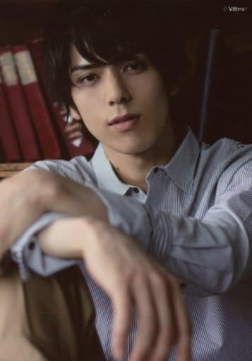 Official photo (male) / actor Tadashi Kato / Upper Body, Sitting, Light ...