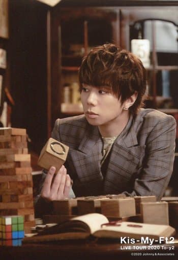 Kis-My-Ft2 / Hiromitsu Kitayama / Bust up / Costume gray / Holding things with eyes left / right ...