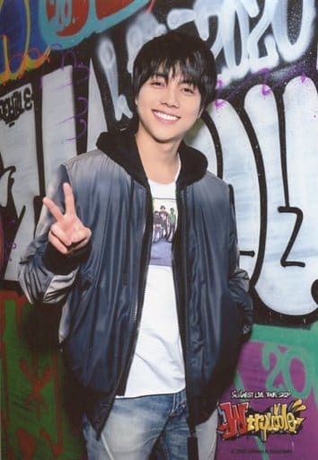 Johnny's West / Daiki Shigeoka / Above-the-knee ・ Costume black ・ Right hand piece ・ Smile ...