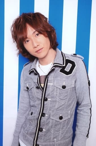 Official photo (male) / actor Kei Hosogai / Upper Body / Costume Gray ...