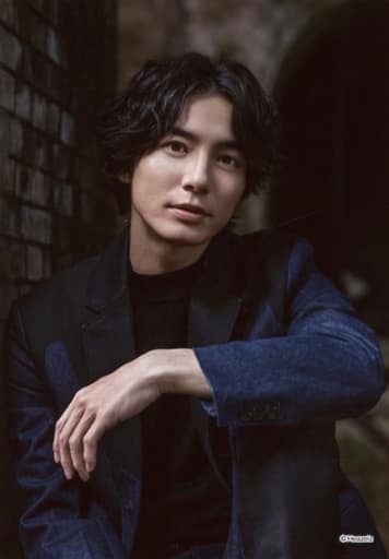 Official photo (male) / actor Takuma Wada / Upper Body / Costume Black / Navy Blue / Sitting ...