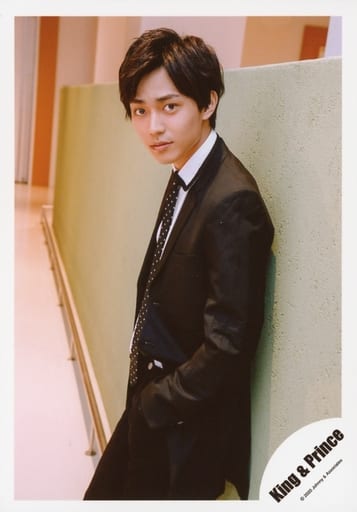 生寫真(傑尼斯)/偶像/King&Prince King&Prince/永瀨廉/膝上・衣裝黑・左手口袋・靠攏・相機視線/單曲 MV ...