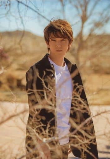 Official photo (male) / actor Yuya Asato / Above the Knee / White Costume / Black / Both Hands ...