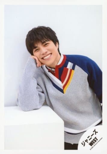 Johnny's West / Daiki Shigeoka / Upper body ・ Costume gray ・ dark blue ・ red ・ right hand cheeks ...