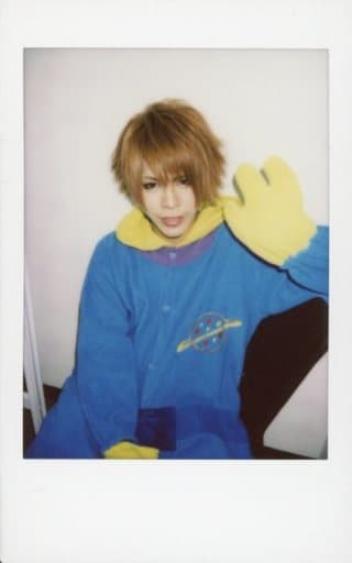 Pentagon / Taku / Knee-Up / Sitting / Costume Blue / Yellow / Left Hand-Up / Background White ...