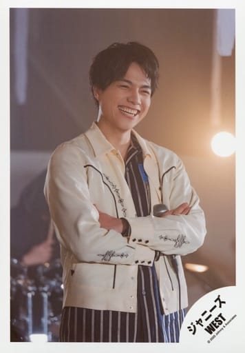 Johnny's West / Daiki Shigeoka / Above-the-knee ・ Costume white ・ Black ・ Arm-band ・ Facing ...