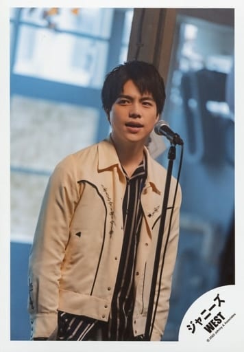 Johnny's West / Daiki Shigeoka / Above-the-knee ・ Costume white ・ Black ・ Under both hands ...