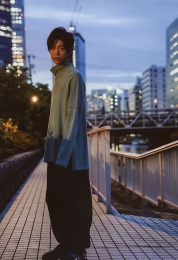 Official photo (male) / actor Kensuke Takahashi / Whole body, Costume blue green, Body facing ...
