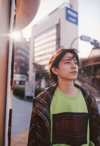 Official photo (male) / actor Kensuke Takahashi / Upper Body / Costume Green / Red Check Pattern ...