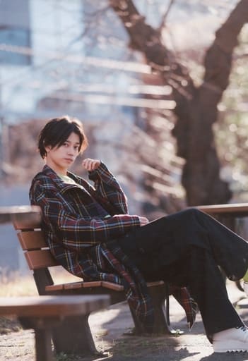 Official photo (male) / actor Kensuke Takahashi / Whole Body / Costume Green / Red Check Pattern ...