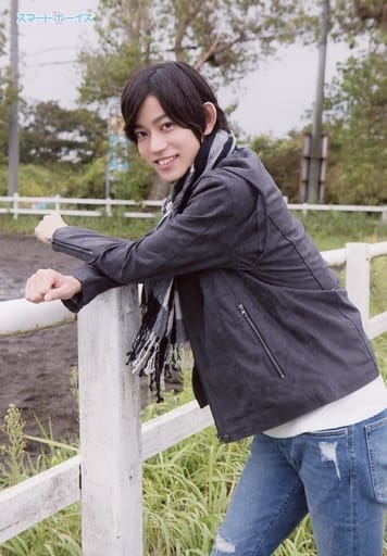 Official photo (male) / actor Kensuke Takahashi / Kneecap / Black costume / Left facing / Both ...