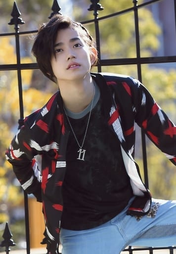 Official photo (male) / actor Kensuke Takahashi / Above Knee / Costume Black / Red / White ...