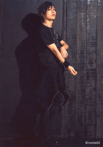 Official photo (male) / actor Chio YOSHIDA (Soji KAGURAZAKA) / Whole body / Background black ...