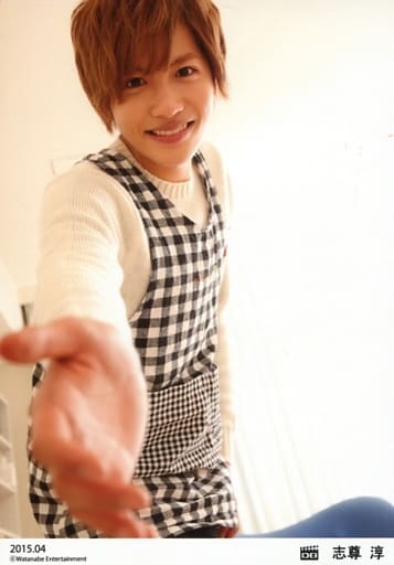 D2 / Jun Shison / Above Knee / White Costume / Black Apron / Check Pattern / Right Hand Stretch ...