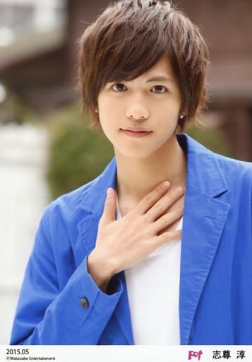 Official photo (male) / actor D2 / Jun Shison / Bust Up / Costume Blue / White / Right Wrist ...