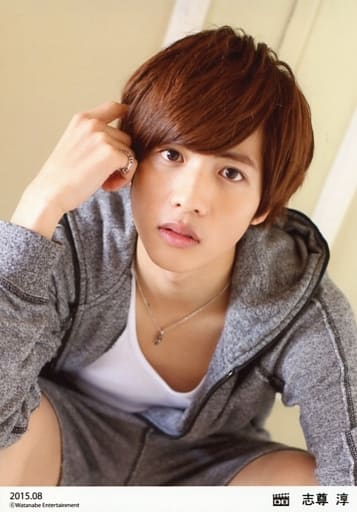 Official photo (male) / actor D2 / Jun Shison / Kneecap / Sitting / Costume Gray / Mr / Right ...