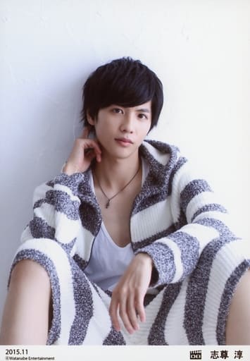 Official photo (male) / actor D2 / Jun Shison / Kneecaps / Seats / White / / Grey / Right Index ...