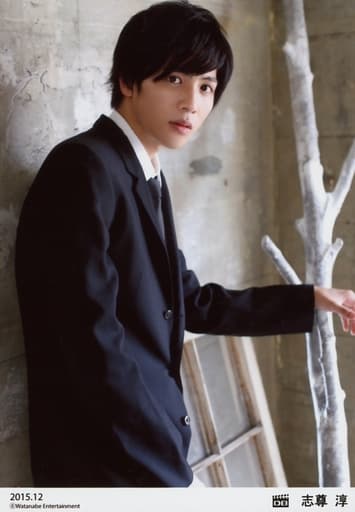 Official photo (male) / actor D2 / Jun Shison / Upper Body, Costume Black, Left Hand Stretching ...