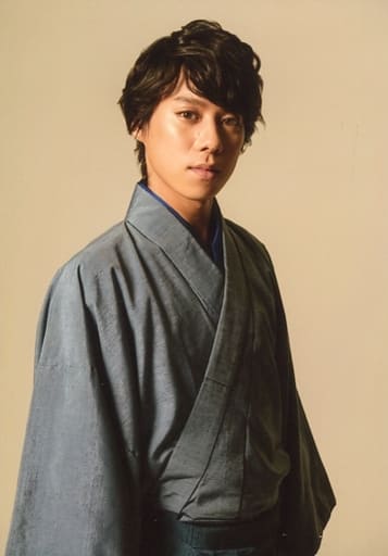 Official photo (male) / actor Taiki Ise / Upper body / Costume grey ...