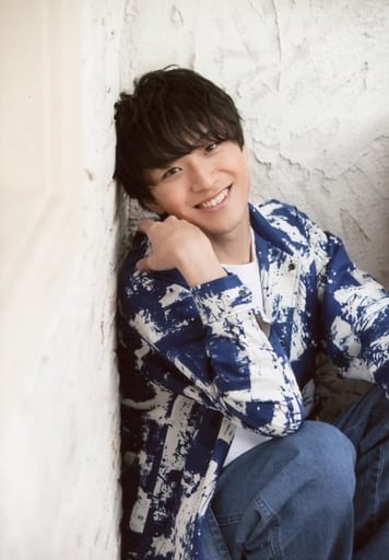 Official photo (male) / actor SUNPLUS / Takuma Izawa / Knee-up, sitting, costume blue, white ...