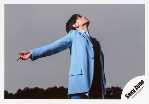 生写真 ジャニーズ アイドル Sexy Zone Sexy Zone 中島健人 横型・膝上・衣装青・黒・右手広げ・背景グレー シングル