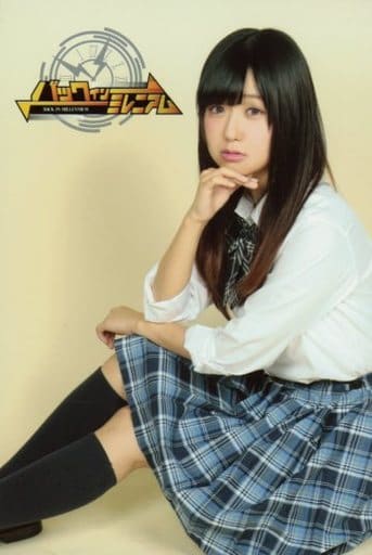 Yui Miyazaki (Kurumi Misaka) / Above-the-knee, sitting, costume white, blue, right hand chin ...