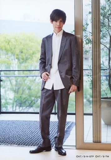 Official photo (male) / actor Kento (深司 ITAKE) / Whole body, suit ...