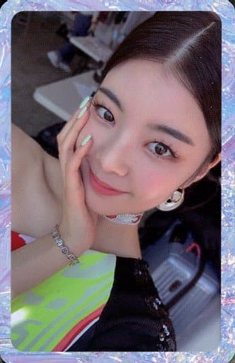 ITZY/LIA (rear) / Bust up / Right cheek / Purple frame / CD "IT' Z ICY" special photo card | Toy ...