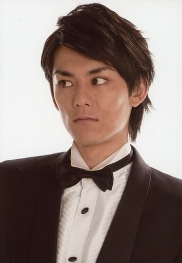 Official photo (male) / actor Kazuki Watanabe / Bust Up / Costume Black. White / Bow Tie / Eye ...