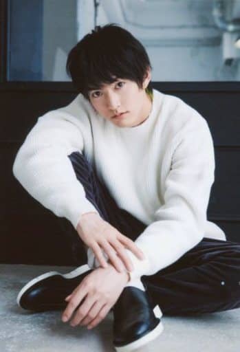 Official photo (male) / actor Masanari Wada / Whole Body / Costume White / Black / Sitting ...