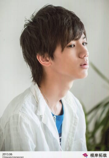 Official photo (male) / actor D2 / Takuya Negishi / Bust Up / Costume White / Blue / Border ...