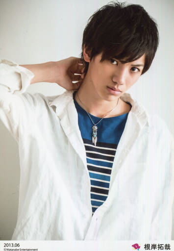 Official photo (male) / actor D2 / Takuya Negishi / Upper Body, Costume White, Blue, Black ...