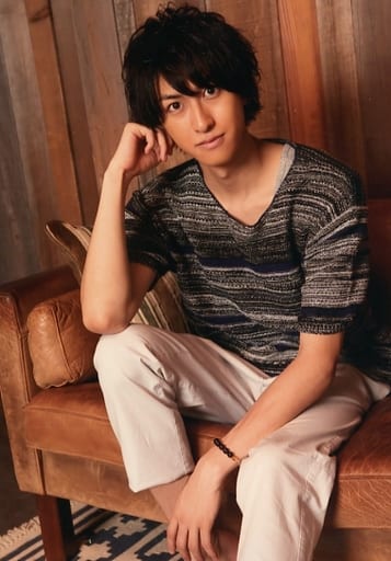 Official photo (male) / actor Hiroki Aiba / Above-the-knee, Costume Black. Gray, Sitting, Right ...