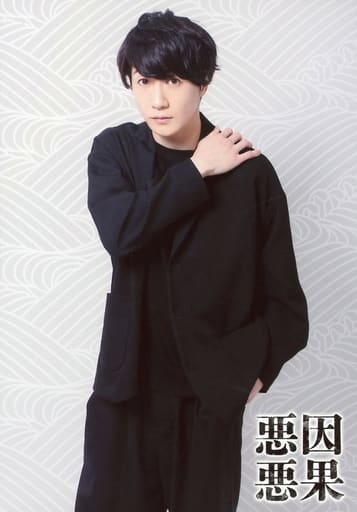 Official photo (male) / actor Shogo Yoshida / Above the knee, right hand and left shoulder ...