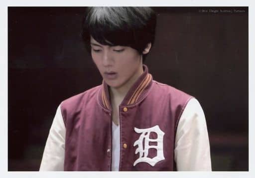 Official photo (male) / actor Shintaro Akutsu (Miki Yuta) / Horizontal, Bust Up, Costume Red ...